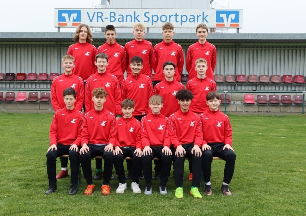 Neue Präsentationsanzüge für die C1-Jugend der SG 06 ...